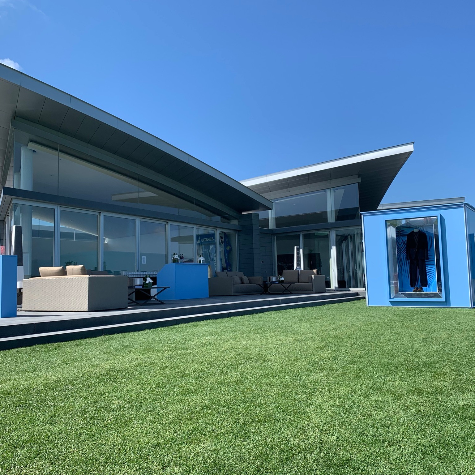 Illuminated Elegance: The Hamptons Cube Pop-Up ExperienceLuxury Retail